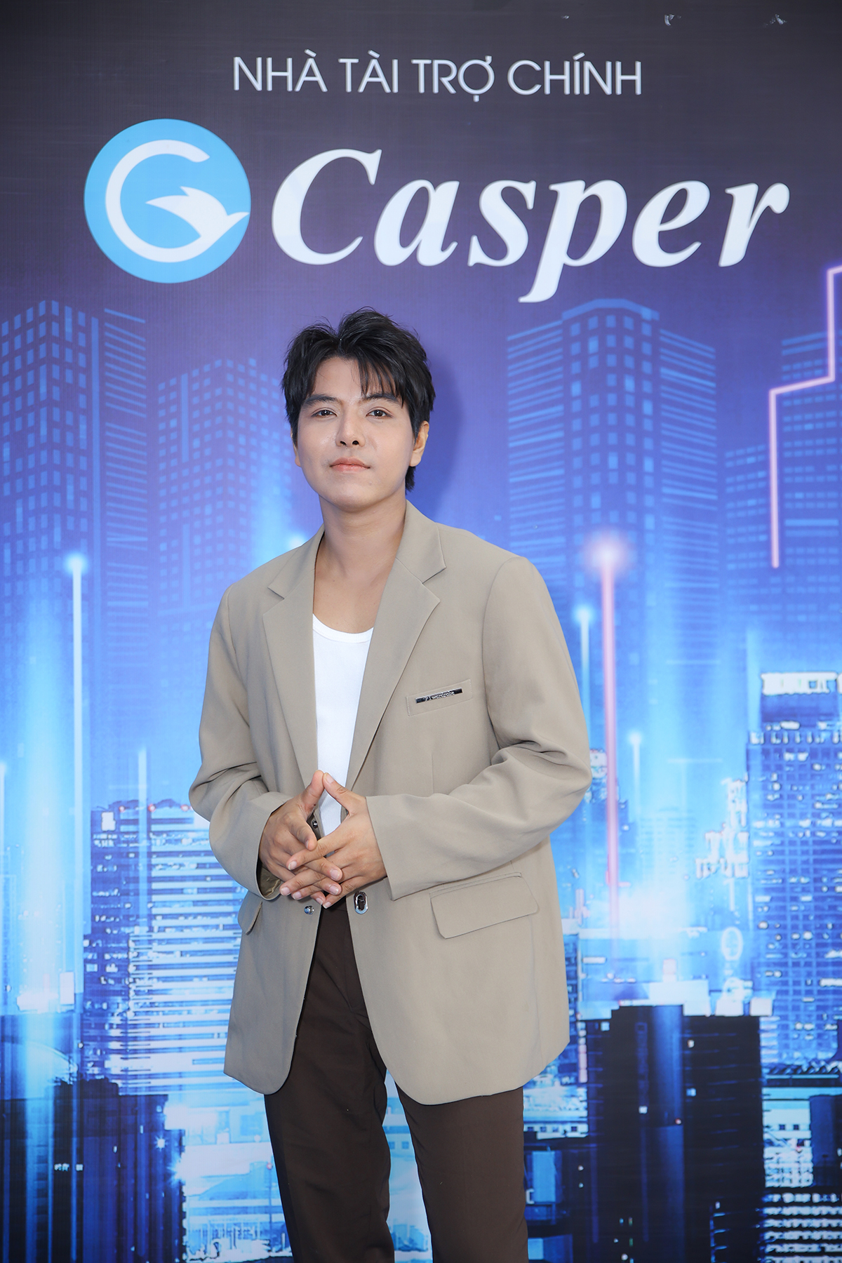 Rapper Pháo 'khóa môi' khách mời trên sân khấu The Heroes - Saostar.vn