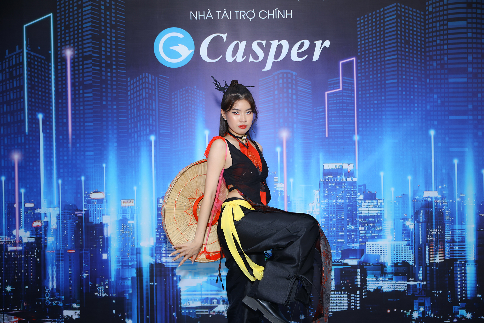 Rapper Pháo 'khóa môi' khách mời trên sân khấu The Heroes - Saostar.vn