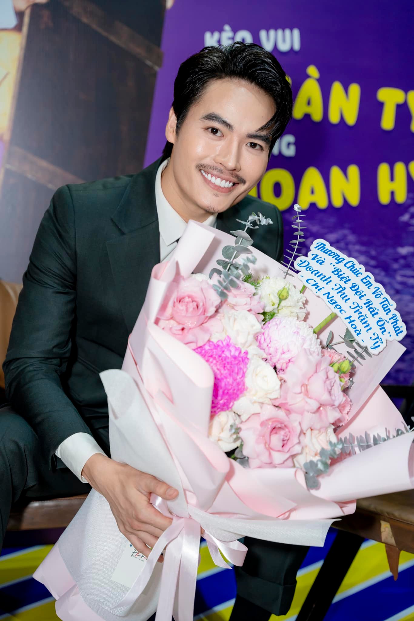 Võ Tấn Phát: Yêu người trong showbiz thiệt thòi lắm - Saostar.vn