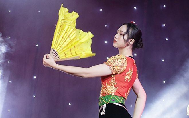 Nữ sinh ngành Luật khoe hương sắc trong đêm thi tài năng - Saostar.vn