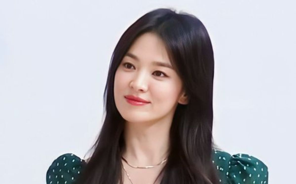 Không phải Lee Min Ho, Song Hye Kyo công khai ôm hôn tình yêu mới ...