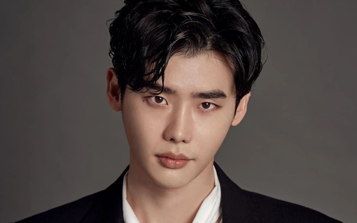 Chân dung anh trai cao gần 2 mét của Lee Jong Suk - Saostar.vn