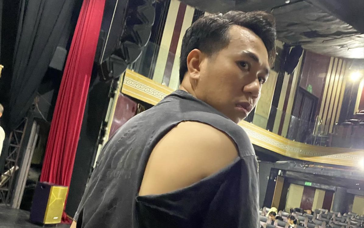 Biểu diễn hết mình, Anh Đức hốt hoảng vì gặp sự cố rách trang phục ...