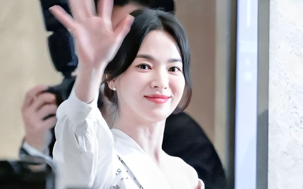 Song Hye Kyo gây xôn xao khi xuất hiện trong đám cưới - Saostar.vn