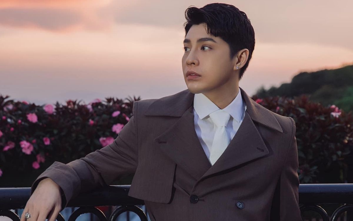 Noo Phước Thịnh hỏi một câu khi ký tặng cho khán giả - Saostar.vn