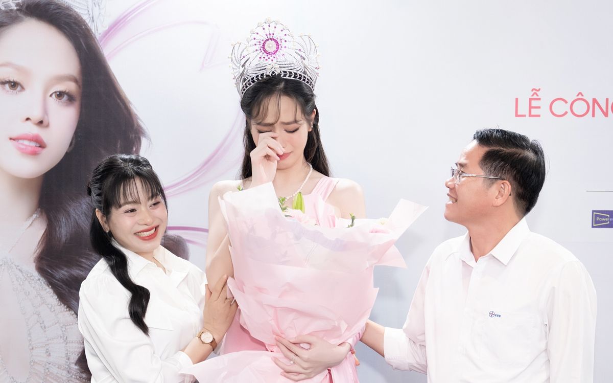 Hoa hậu Thanh Thủy không được người tiền nhiệm trao sash thi quốc tế ...
