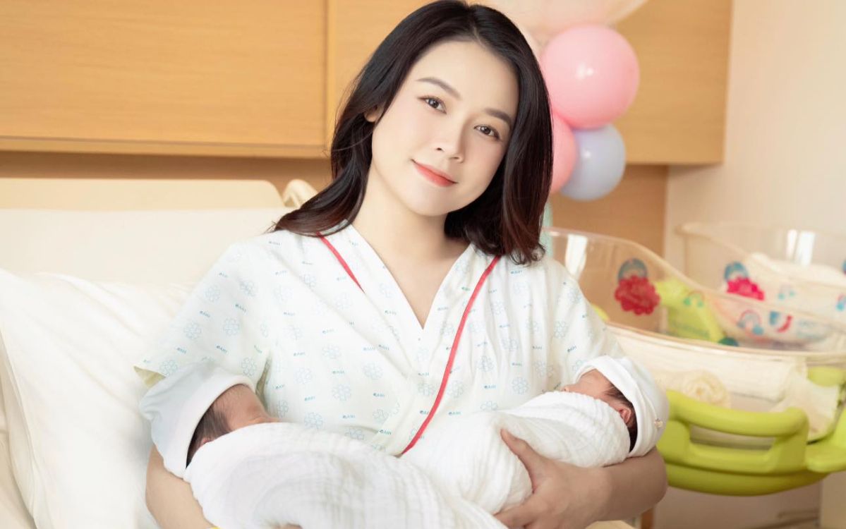 Sam sinh đôi, hé lộ những hình ảnh đầu tiên về hai nhóc tỳ - Saostar.vn