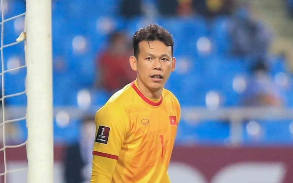 Thủ môn Tấn Trường hỗ trợ bà con gặp khó khăn ở vùng lũ - Saostar.vn