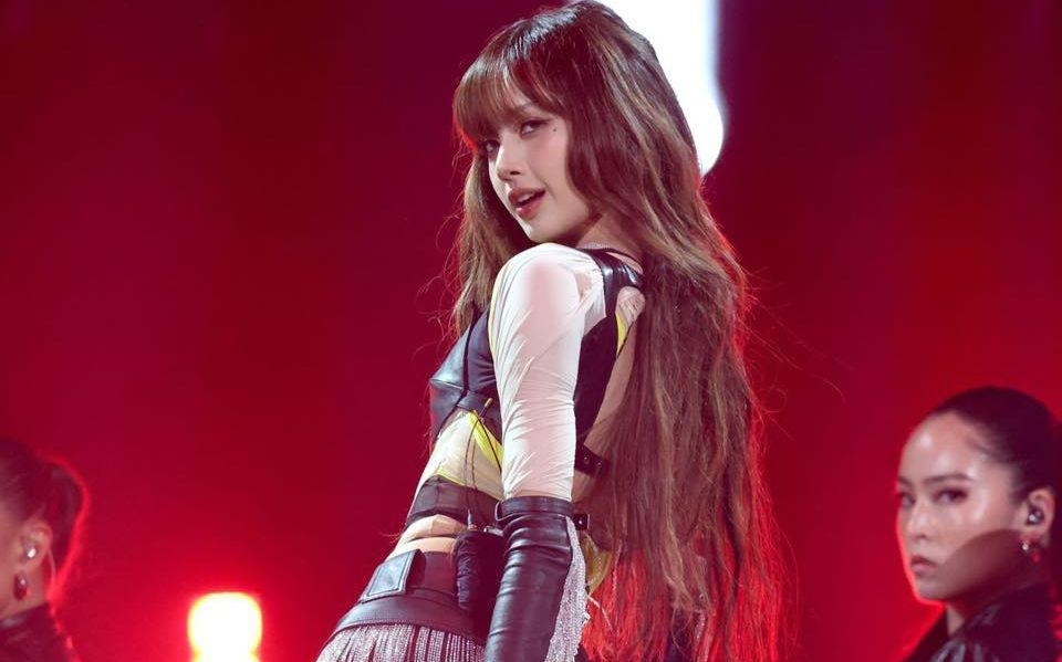 Lisa bị dân mạng chỉ trích: 'Không biết xấu hổ sao' - Saostar.vn