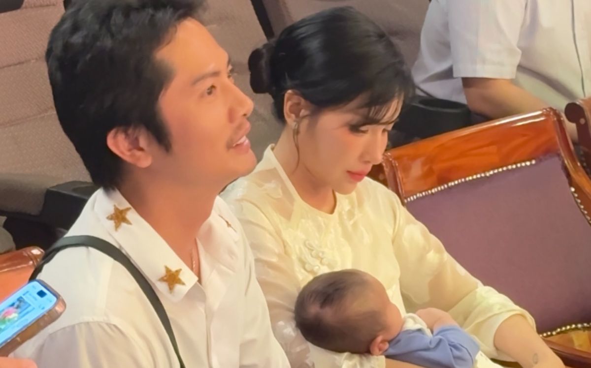 Khả Như bồng em bé xuất hiện bên Huỳnh Phương - Saostar.vn