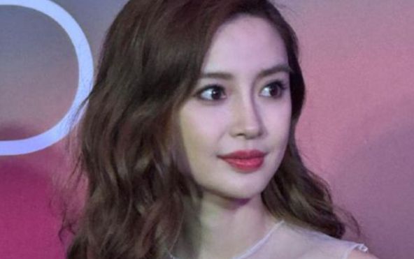 Angelababy bị soi biểu cảm 'sượng trân', hoang mang ở chốn đông người - Saostar.vn