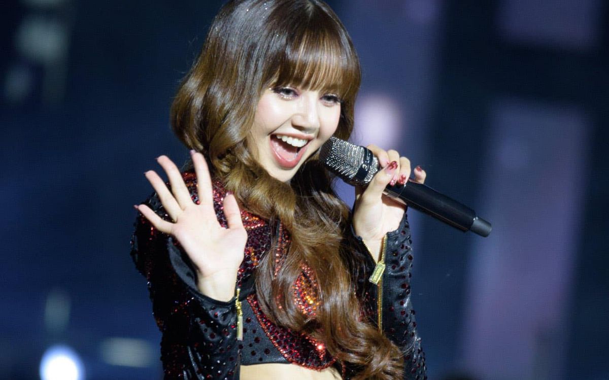 Lisa: 'Tôi cảm thấy lạ khi cầm micro và hát'? - Saostar.vn