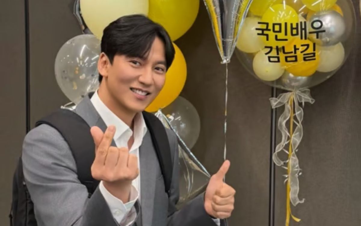 Kim Nam Gil gây sốt khi lần đầu đi làm tại ngân hàng - Saostar.vn