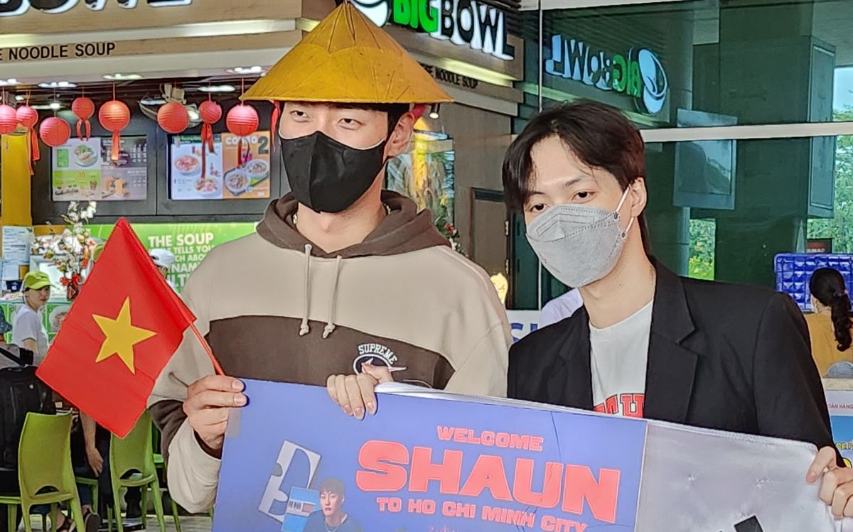 Bắt gặp Shaun đã có mặt tại sân bay Việt Nam - Saostar.vn