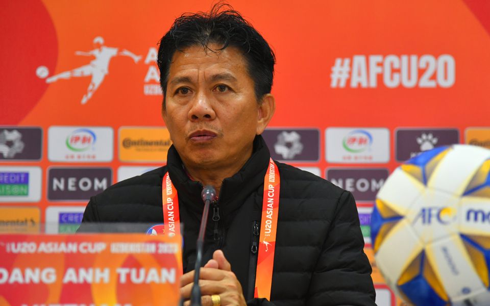 Khó so sánh tài nghệ của HLV Hoàng Anh Tuấn và HLV Gong Oh Kyun ...