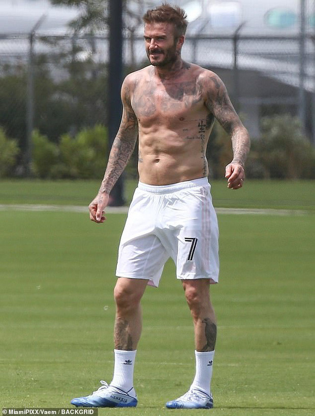 David Beckham 'hiếm hoi' khoe cơ bụng 6 múi ở tuổi 45