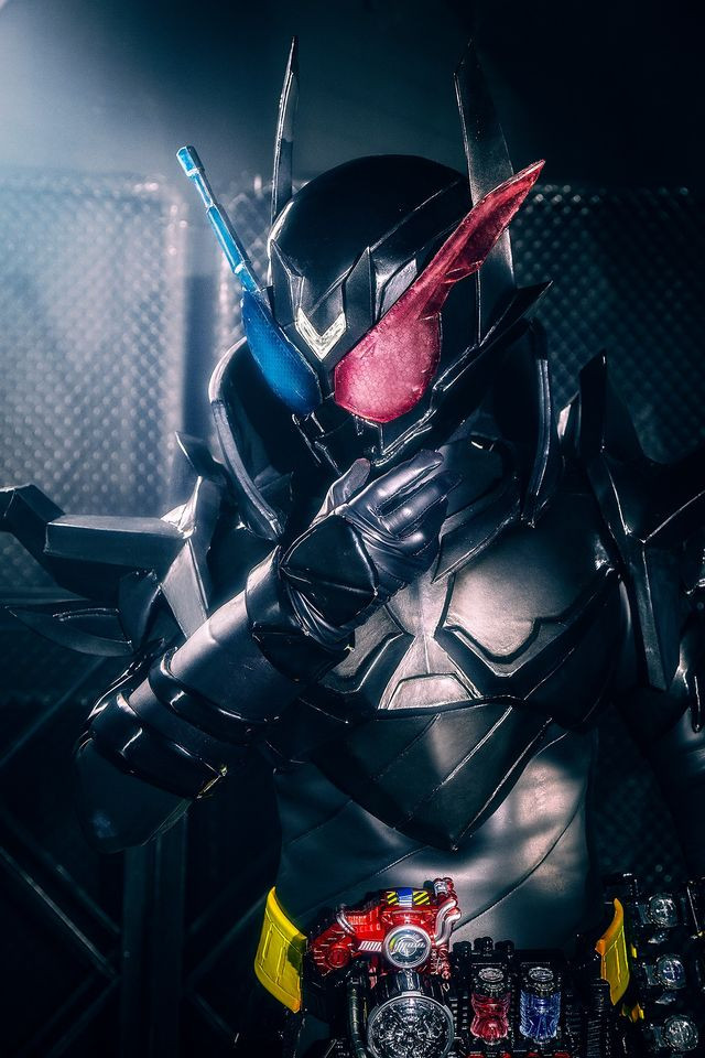 Ngắm vẻ ma mị đến đáng sợ của Kamen Rider Build Hazard Form