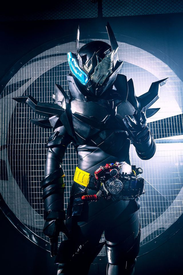 Ngắm vẻ ma mị đến đáng sợ của Kamen Rider Build Hazard Form