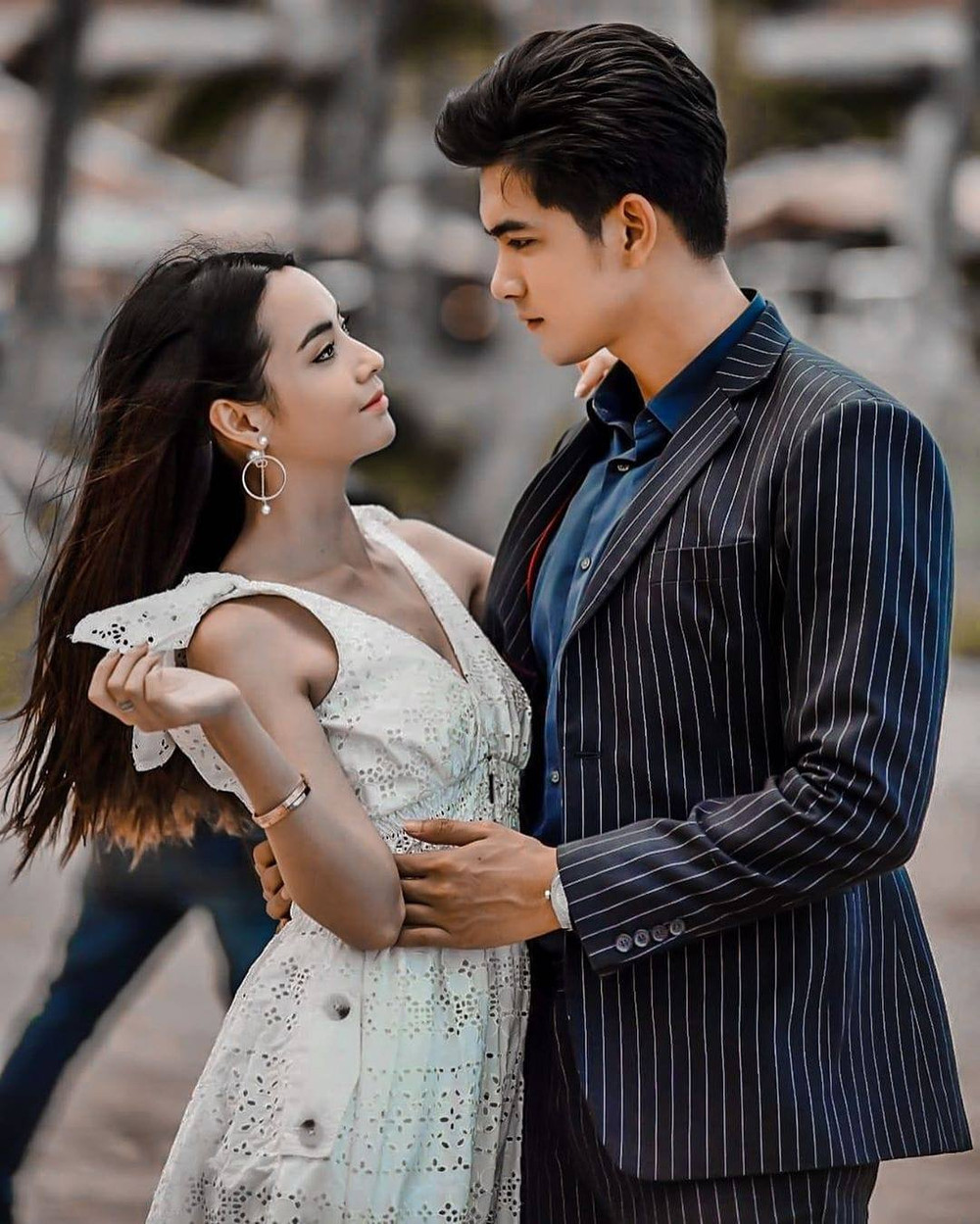 Kem Hussawee Và Mookda Narinrak Thử Trang Phục Phù Hợp Cho Phim Mới