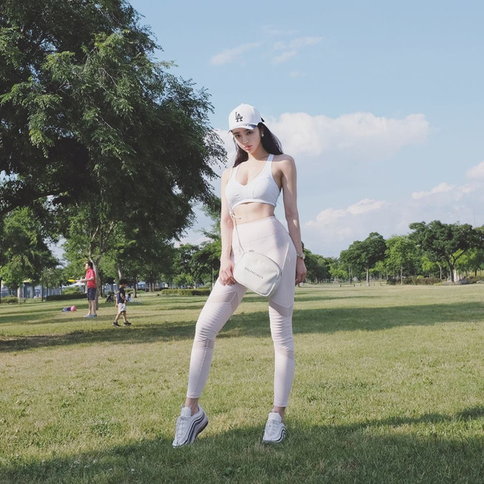 “Nữ hoàng cơ bắp” vòng đùi to như Ronaldo vẫn gợi cảm mê hồn