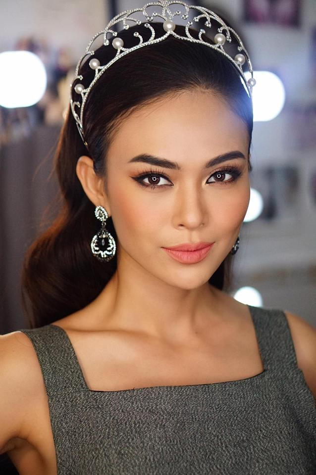 Mâu Thủy chúc mừng Hoàng Thùy