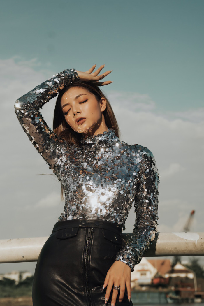 Katleen Phan Võ diện áo phao to sụ, thả dáng 'điên đảo' giữa trời nắng