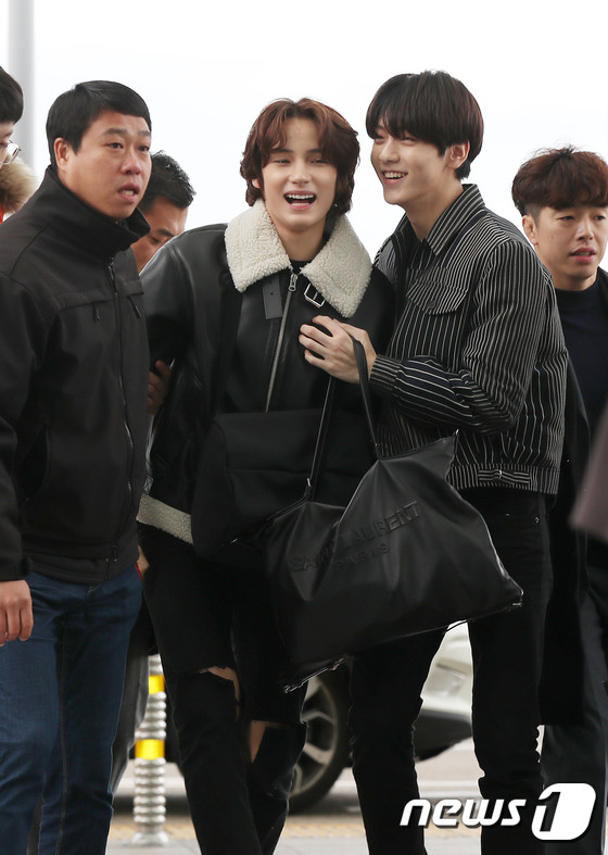 'MAMA 2019': Hueng Kai (TXT) trượt ngã, BTS đọ mặt mộc Got7, Seventeen