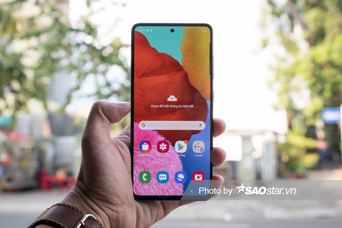 Mở hộp Galaxy A51: Điểm nhấn là cụm 4 camera!
