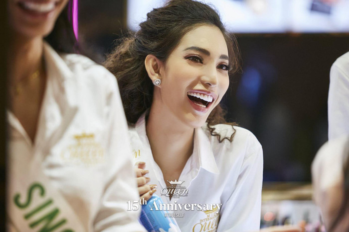 Vicky Trần khoe trang phục dân tộc kỳ lân sặc sỡ