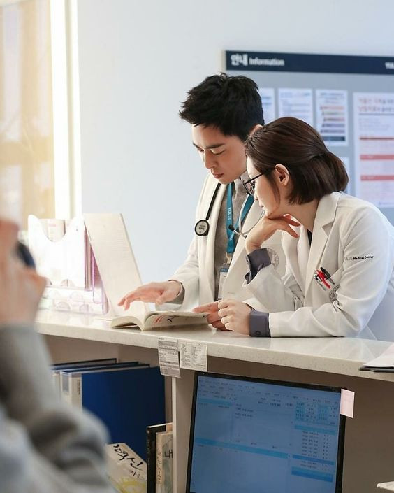 Hospital Playlist: Lee Ik Jun "đơn giản chỉ là một tên điên"