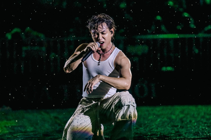 ERIK khoe múi, ngoại hình như 'đá tảng' trên sân khấu ở Hàn Quốc ...