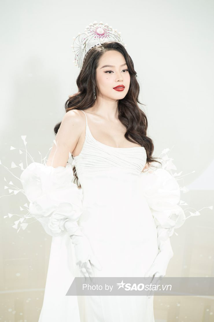 Thảm đỏ MGVN: Hoa hậu đẹp nhất thế giới làm không lại Thanh Thanh Huy - Saostar.vn