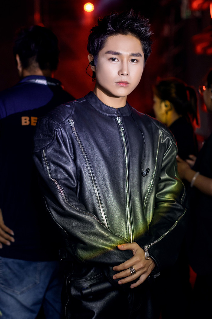 Tăng Duy Tân gặp sự cố trên sân khấu, phải đăng đàn xin lỗi khán giả - Saostar.vn