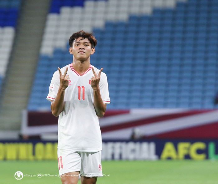 Lee Yong Jin muốn làm HLV tuyển Việt Nam, HLV Park Hang Seo tính sao?