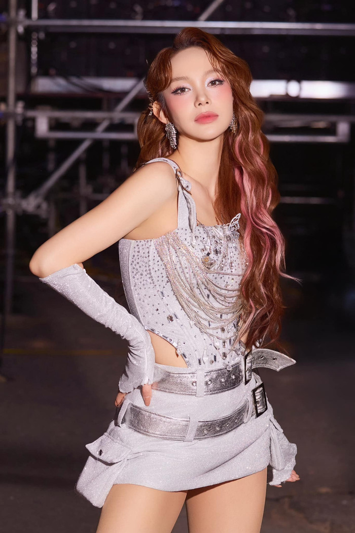 Minh Hằng thả dáng quyến rũ với bikini ở tuổi U40 - Saostar.vn