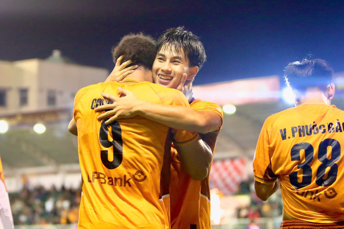 'Báu vật' 18 tuổi của bầu Đức quá hay trước Hà Nội FC - Saostar.vn