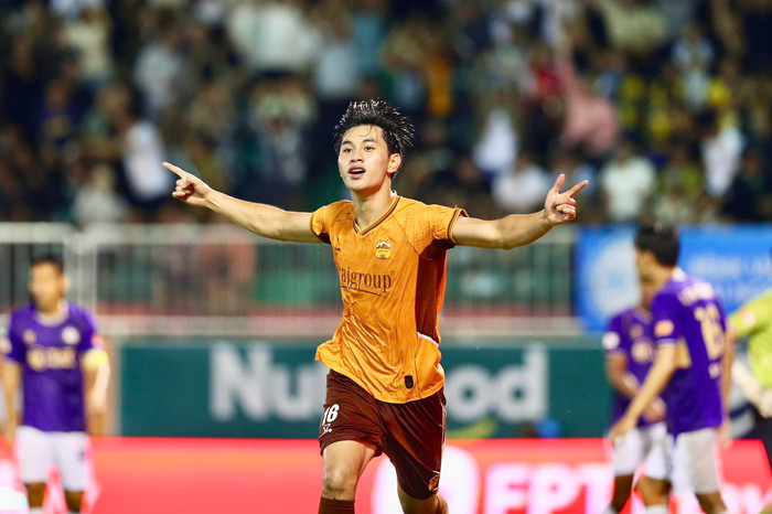 'Báu vật' 18 tuổi của bầu Đức quá hay trước Hà Nội FC - Saostar.vn