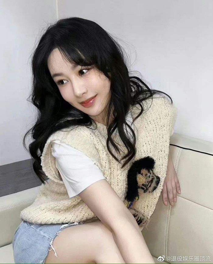 Lộ ảnh Dương Tử Tình Tứ Cạnh Trai Trẻ Gấp đôi Visual