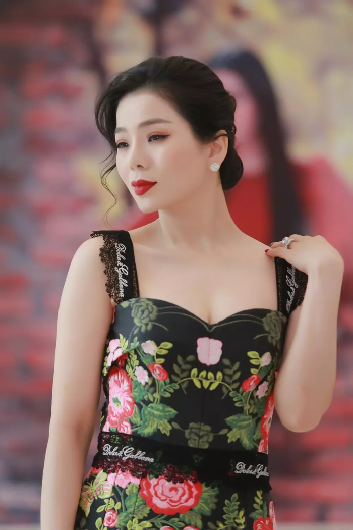 Diện cùng đầm hoa, Lệ Quyên tiếp tục bị Hồ Ngọc Hà 'chặt đẹp' - Saostar.vn