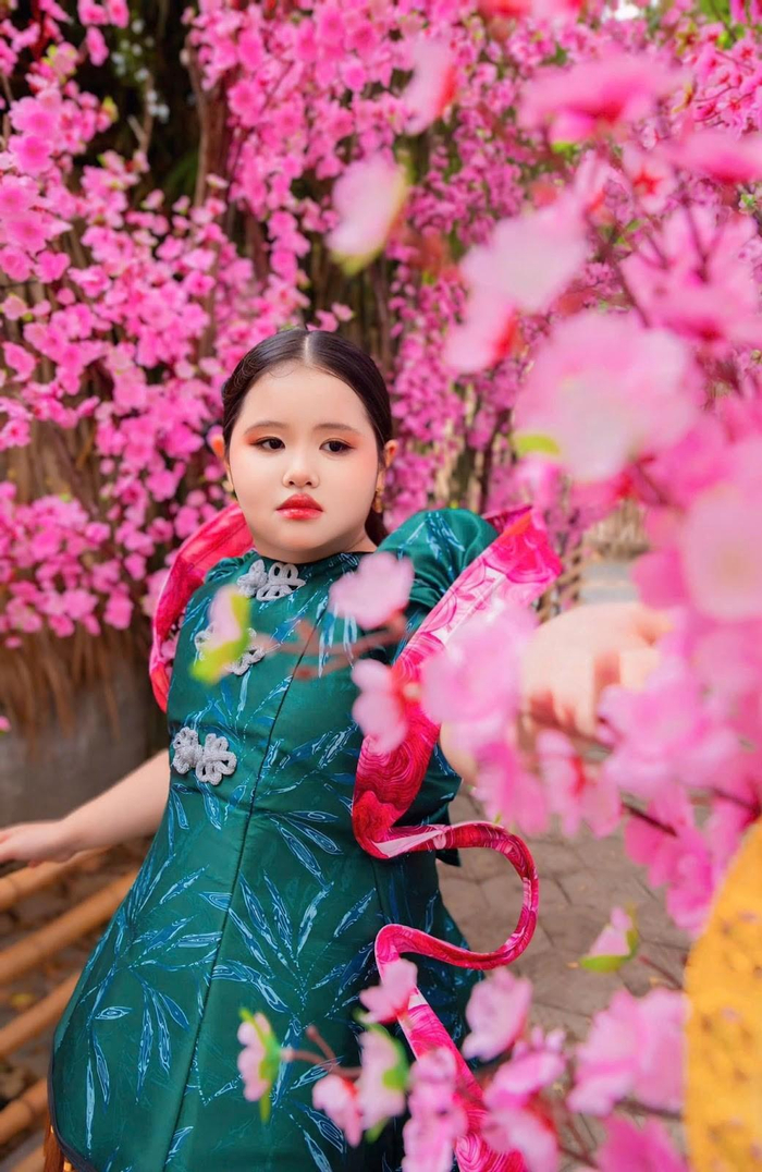 Mẫu nhí Dory Như làm First Face tại Vườn tuổi thơ Tết 2025 trên HTVC ...